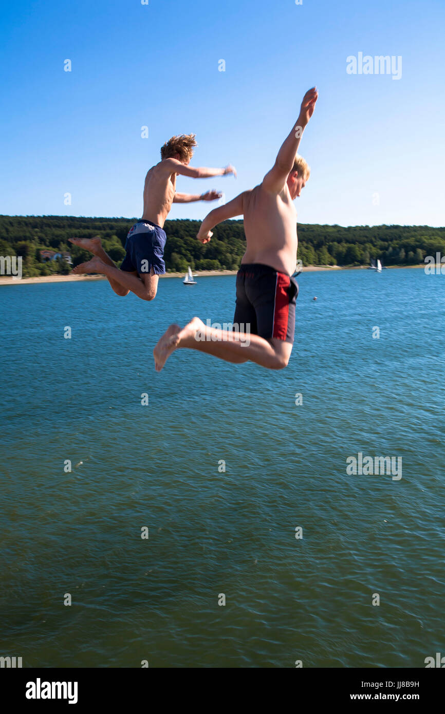 Knaben baden -Fotos und -Bildmaterial in hoher Auflösung - Seite 2 - Alamy