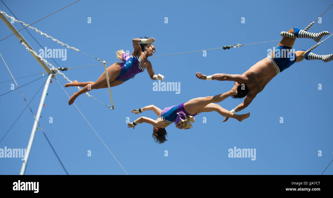 Trapezkünstler Kristin Finley (oben) und Sara Deull runden einen ...