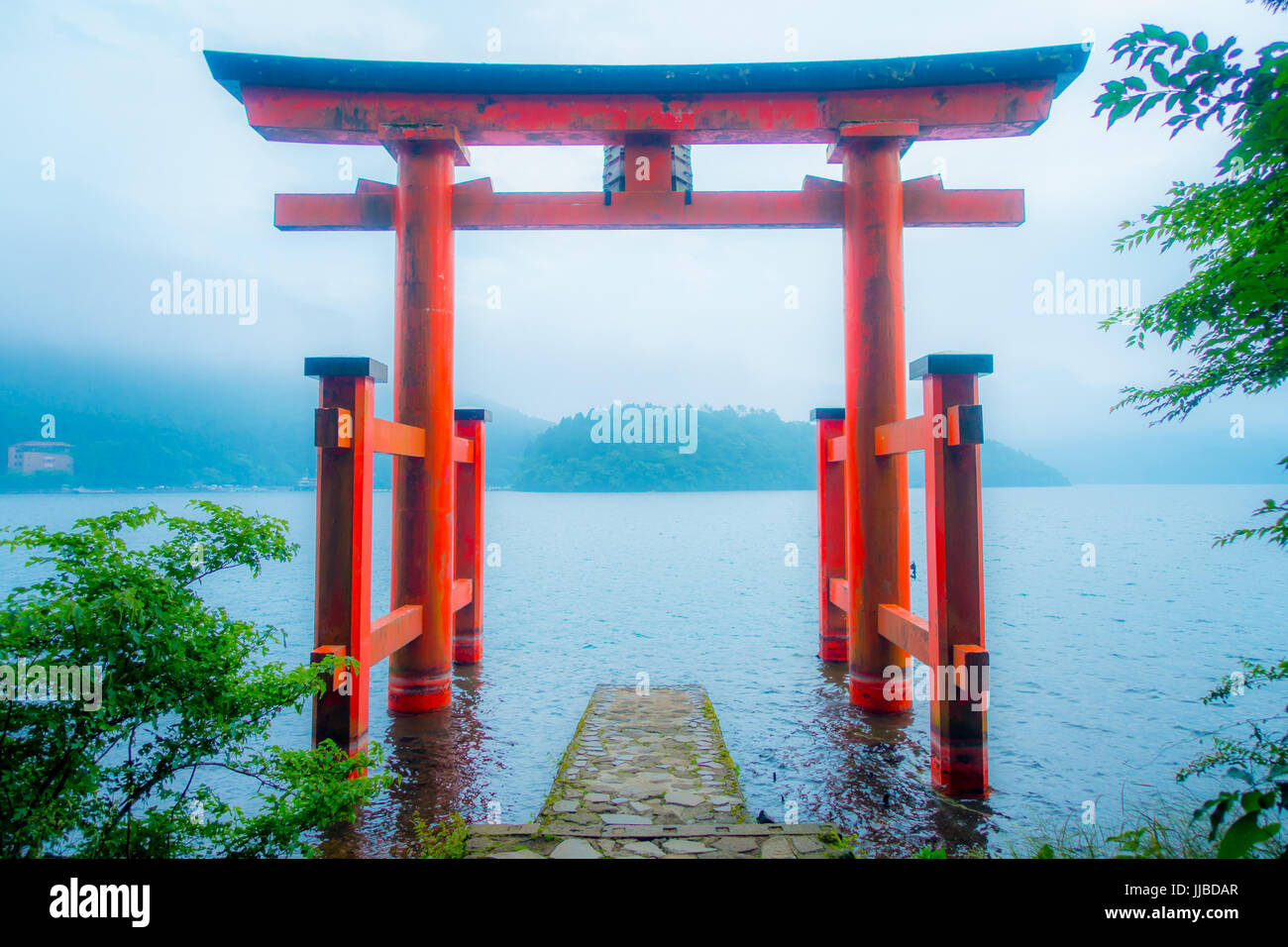 Die roten torii im aschi see -Fotos und -Bildmaterial in hoher ...
