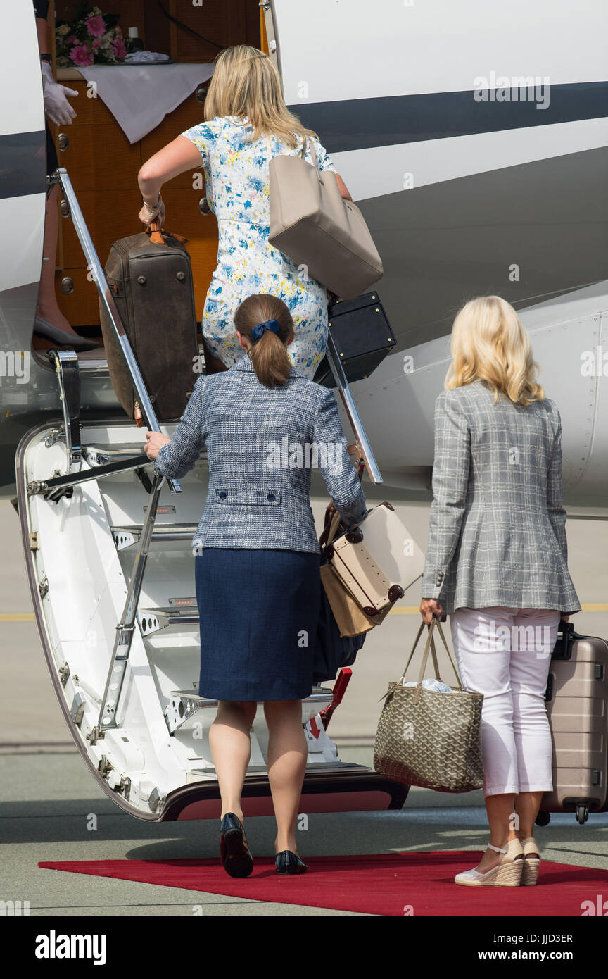 Kindermädchen maria borrallo -Fotos und -Bildmaterial in hoher ...