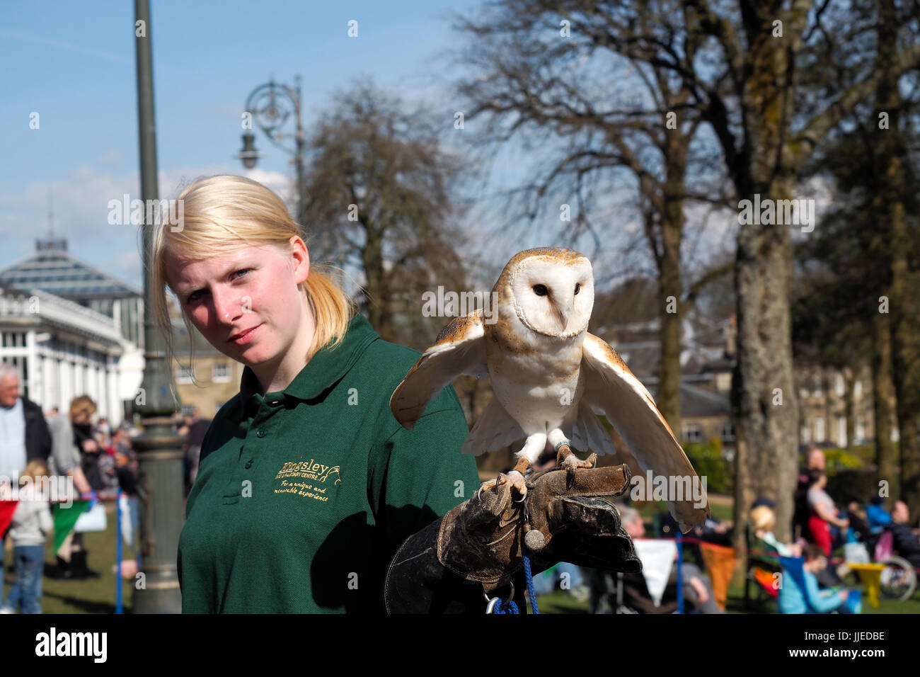 Blonde Frau mit Eule auf Arm Kurstadt Buxton und Pavillon Gärten Peak ...
