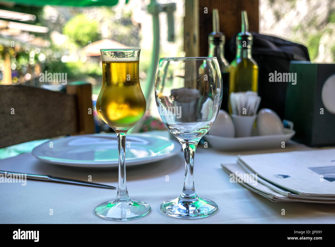 Fruit schnaps -Fotos und -Bildmaterial in hoher Auflösung – Alamy