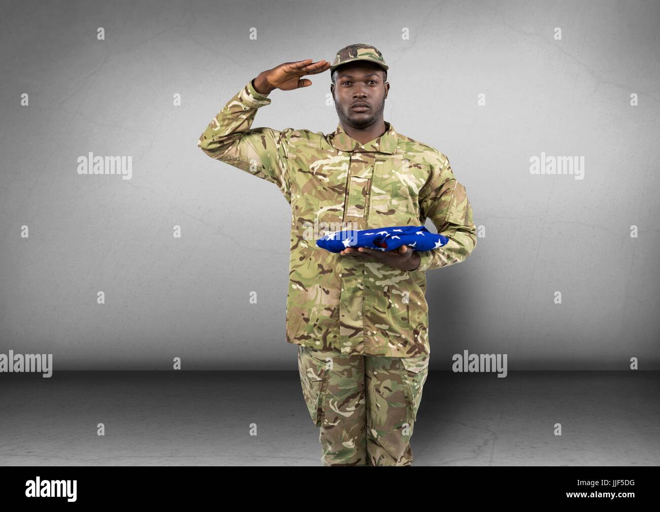 Digital Composite Soldaten salutieren und mit Fahne in der anderen Hand ...