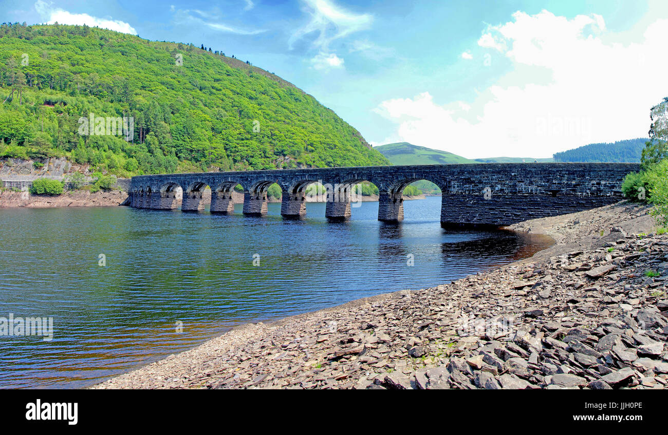 Die Garreg Ddu dam einen untergetauchten Damm Elan Tal Powys Wales ...