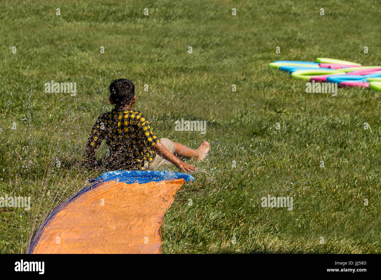 Badender junge -Fotos und -Bildmaterial in hoher Auflösung – Alamy