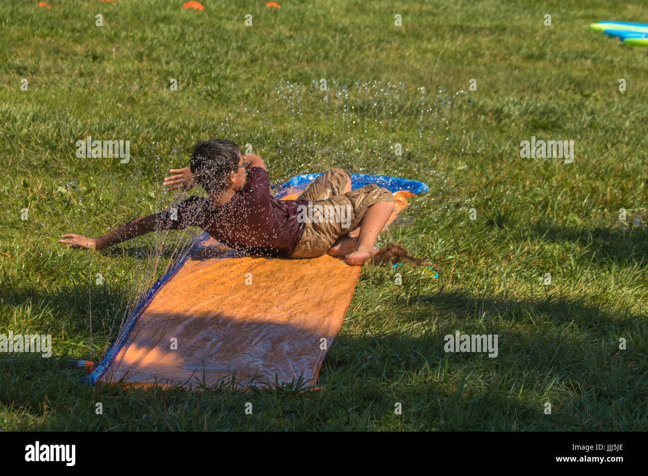 Badender junge -Fotos und -Bildmaterial in hoher Auflösung – Alamy