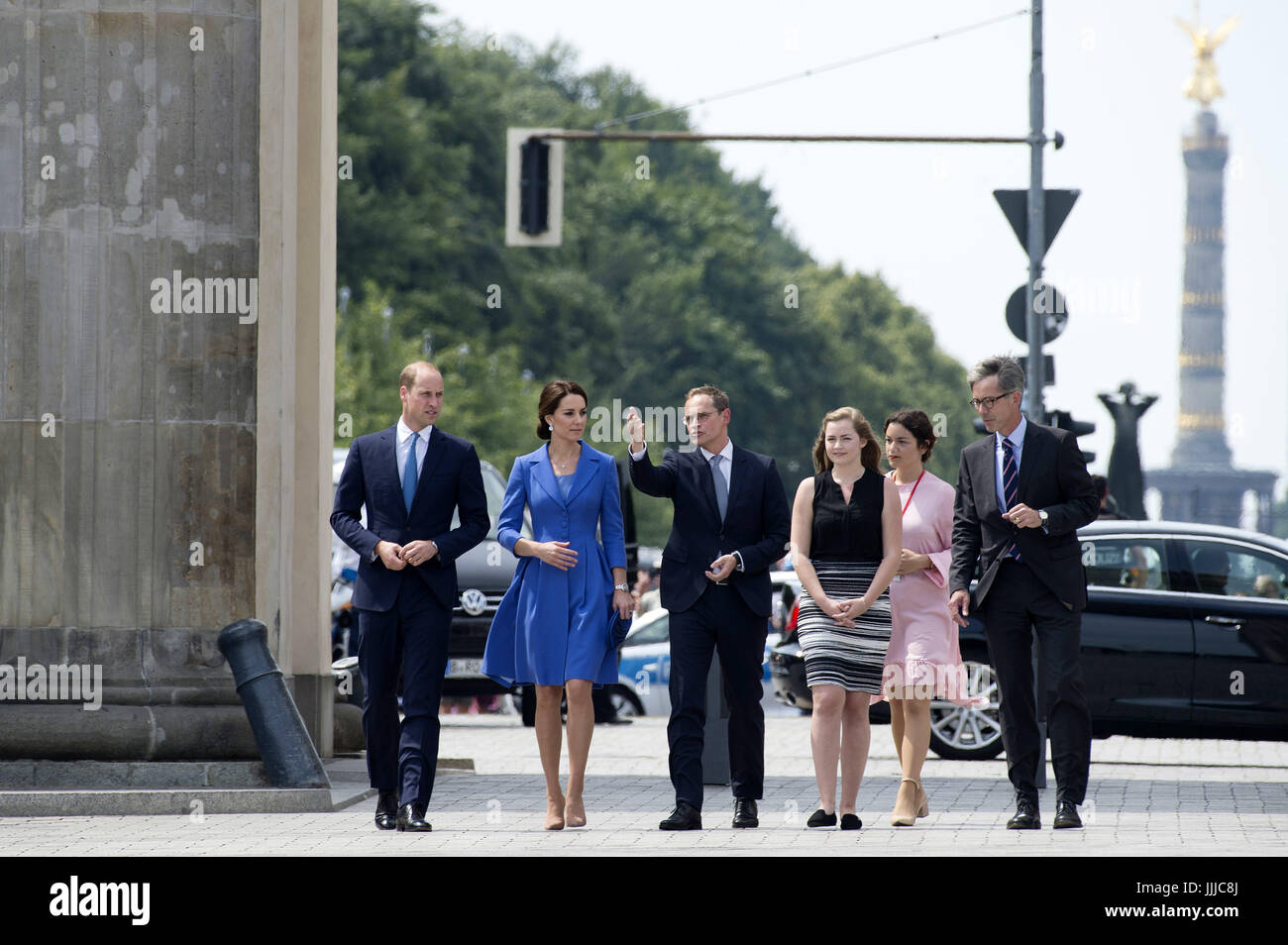 Berlins Bürgermeister Michael Müller (L) ist mit Duke of Cambridge (R ...