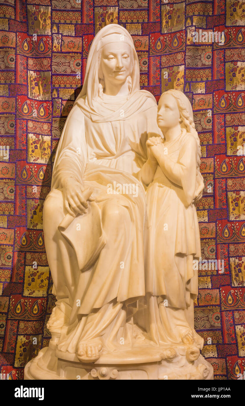 JERUSALEM, ISRAEL - 5. März 2015: Die Marmorstatue von St. Anna mit der ... JERUSALEM, ISRAEL - 5. März 2015: Die Marmorstatue von St. Anna mit der ...