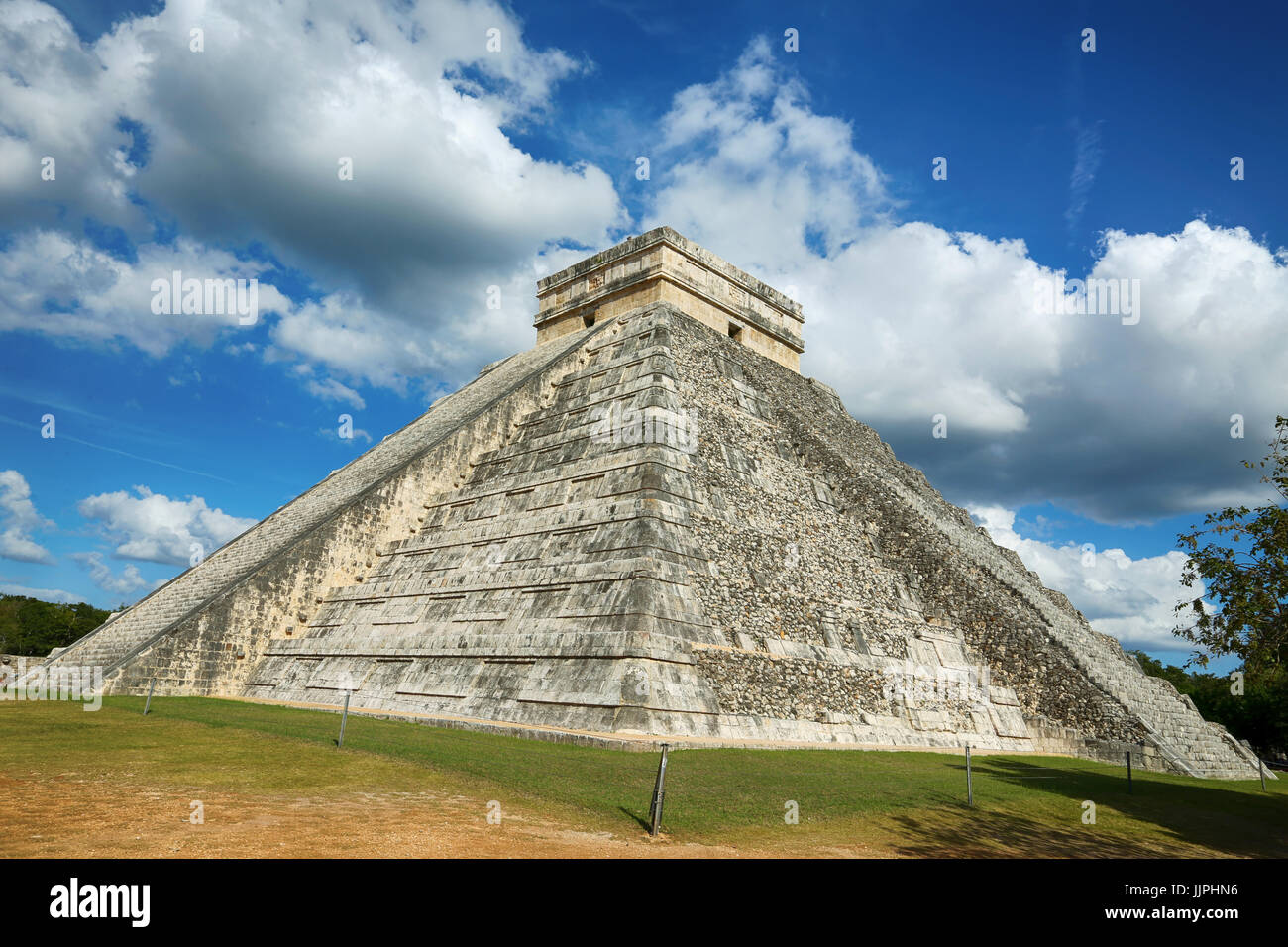 El Castillo (Tempel des Kukulcan) mesoamerikanischen Stufenpyramide ...