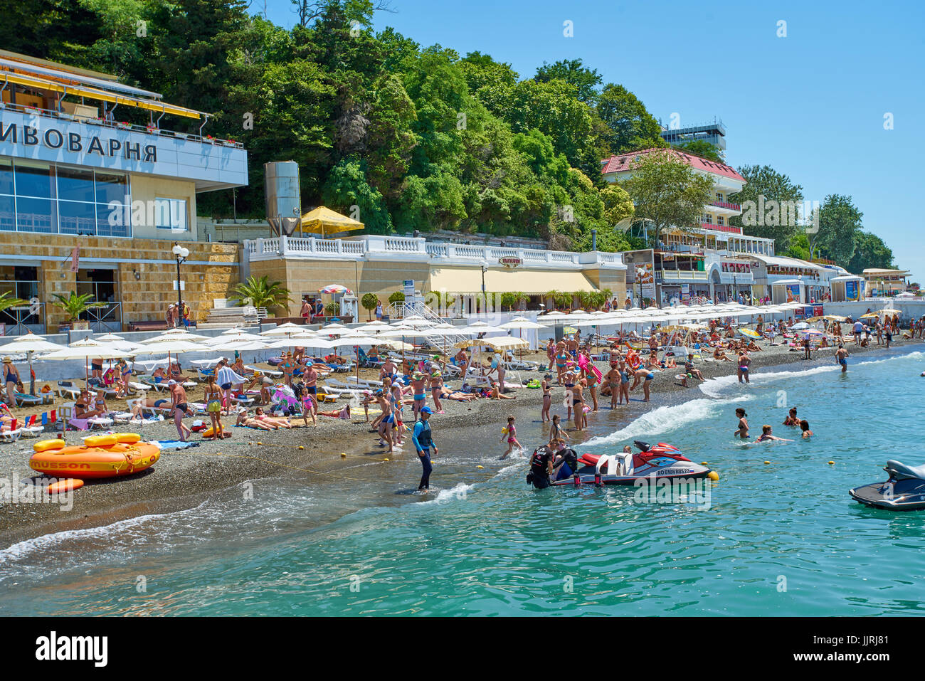 Sotschi, Russland - 6. Juli 2017. Strand Majak. Blick auf den Strand in ...