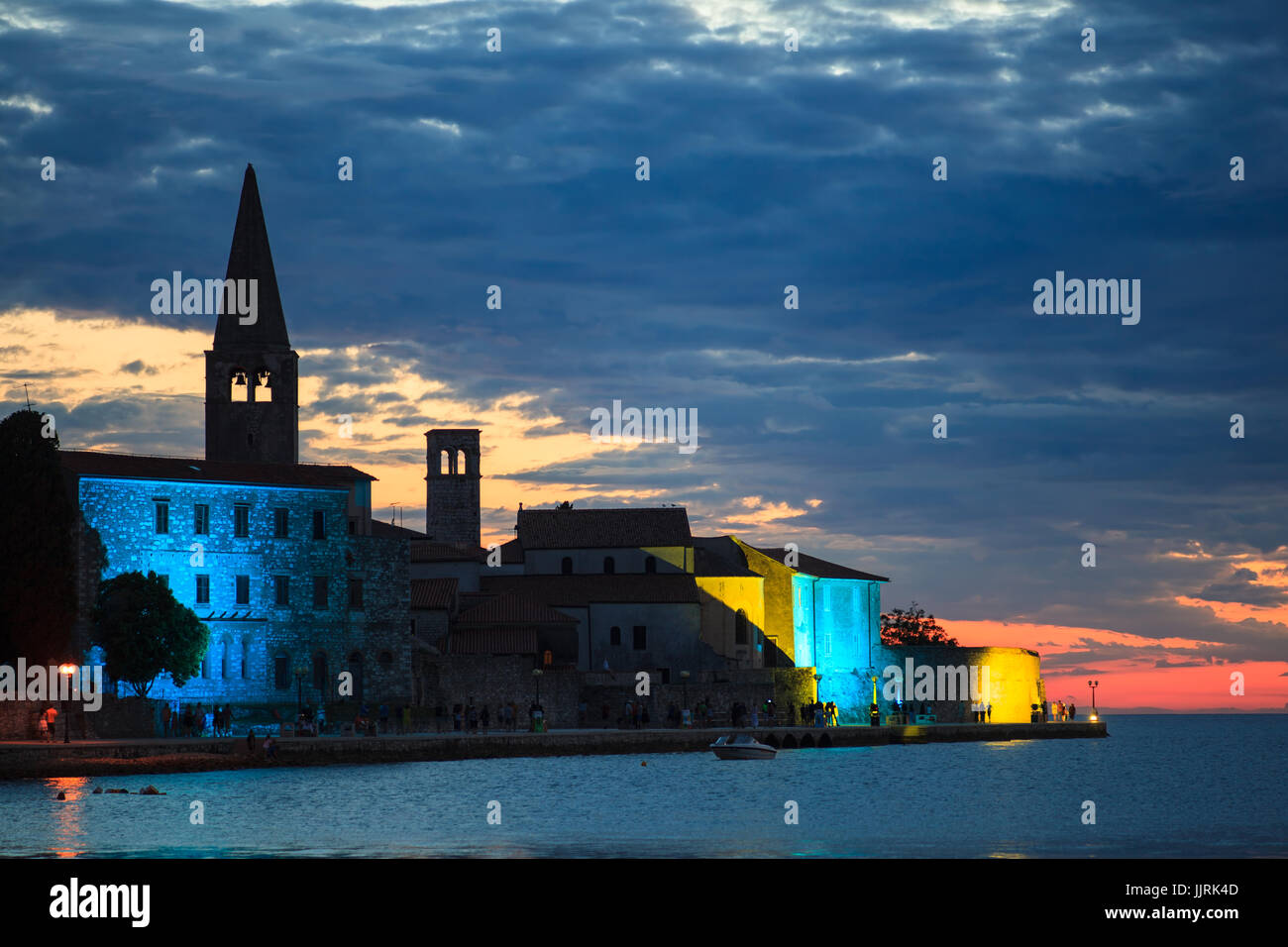 Blick auf Skyline von Porec und Meer bei Sonnenuntergang, Istrien ...