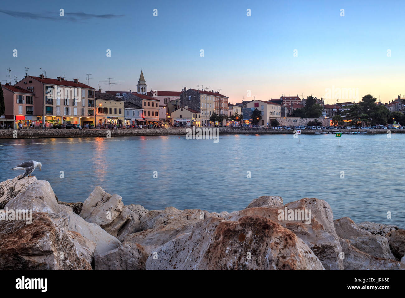 Blick auf Skyline von Porec und Meer bei Sonnenuntergang, Istrien ...