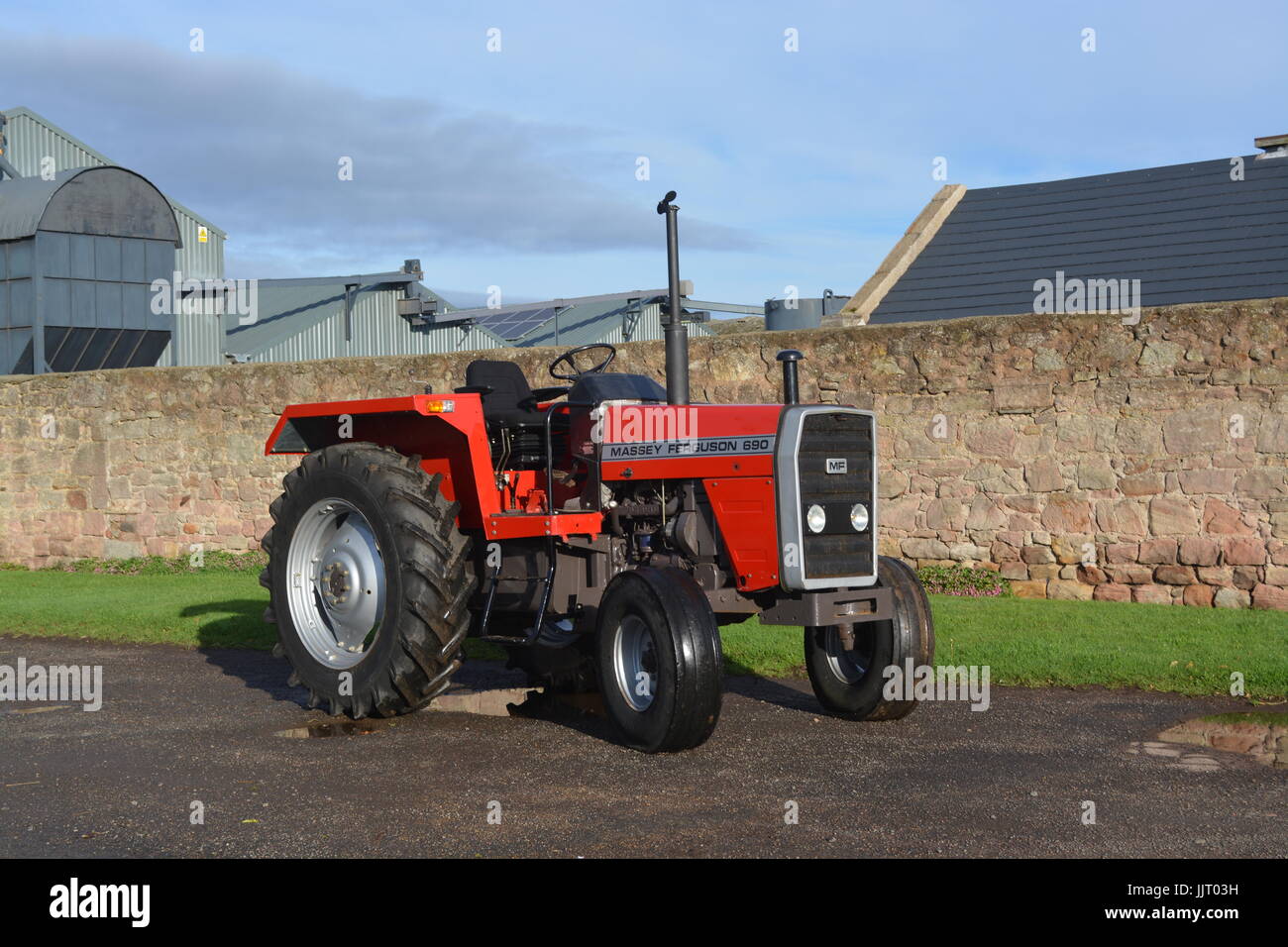 1983 Massey Ferguson MF690 Traktor Stockfotografie - Alamy