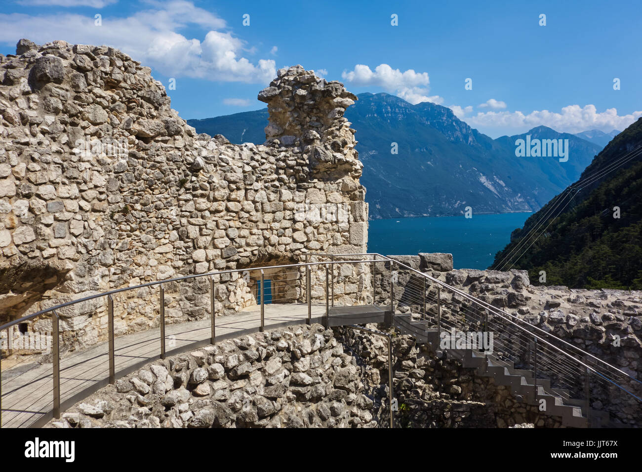 Blick von der Bastione auf dem Fußweg zur Kapelle Santa Barbara. Riva ...