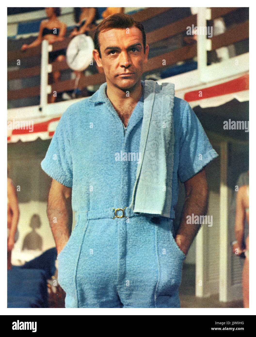 James Bond "Goldfinger" (Sean Connery) in einem blauen Pool-Frottee-Overall, im James-Bond-Film ...
