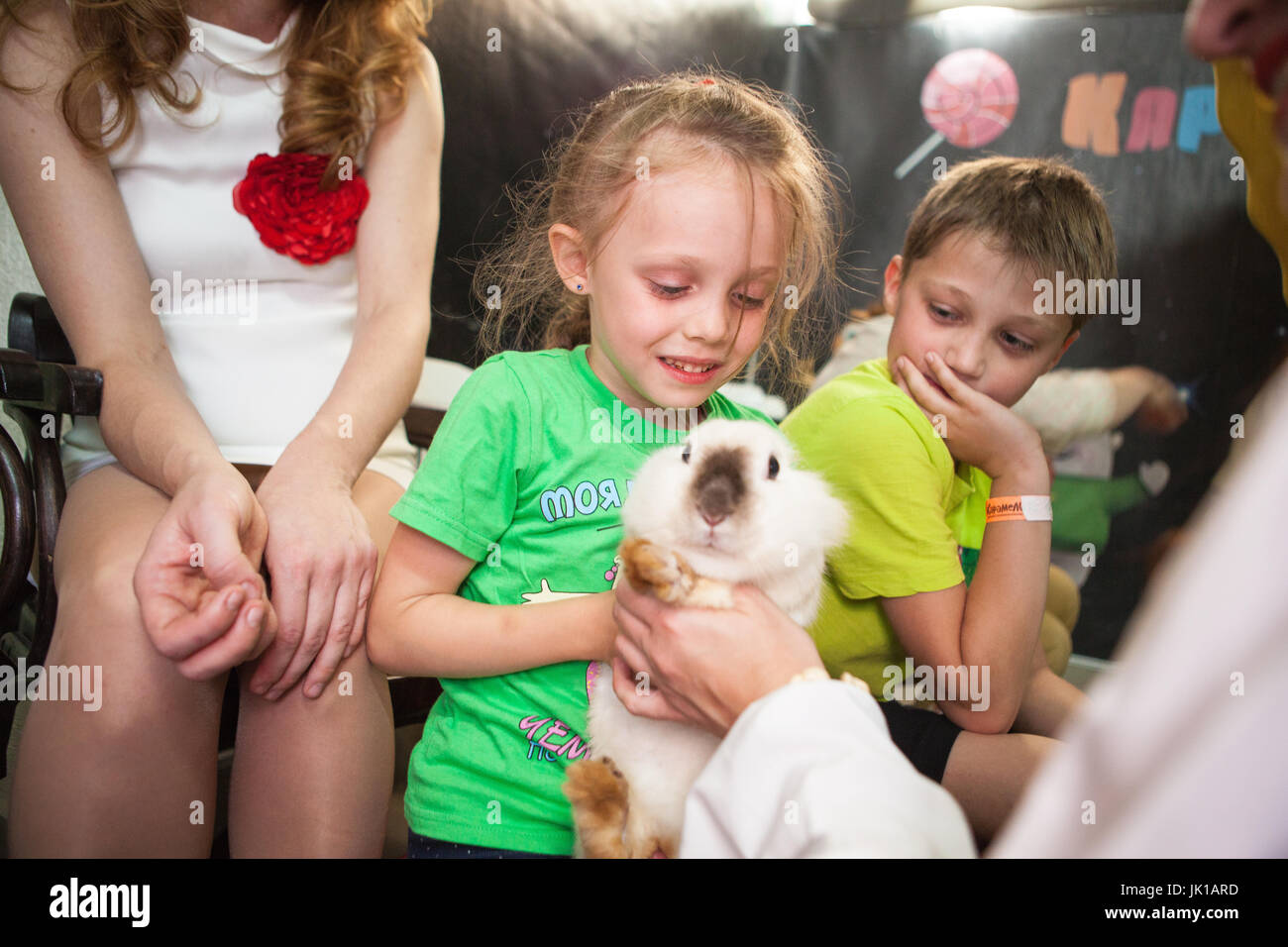 Kinder freude -Fotos und -Bildmaterial in hoher Auflösung – Alamy