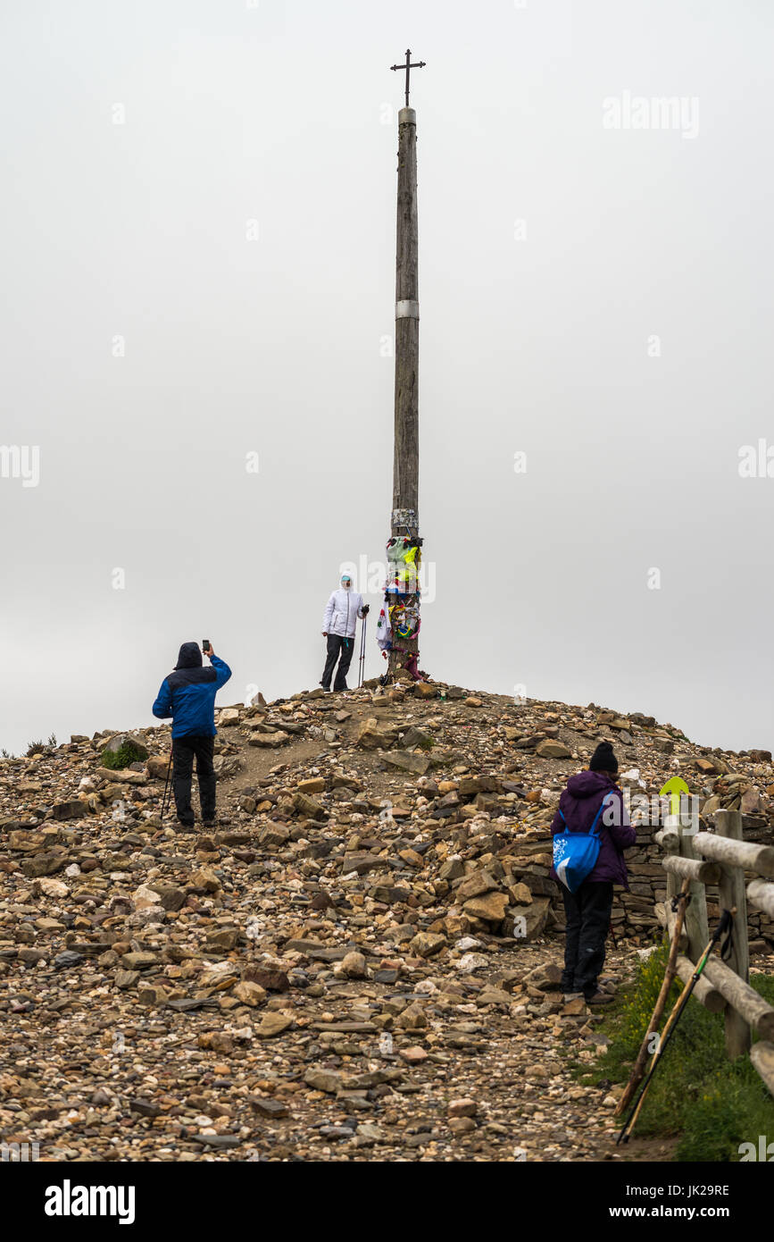 Cruz de ferro at the camino de santiago -Fotos und -Bildmaterial in hoher Auflösung – Alamy