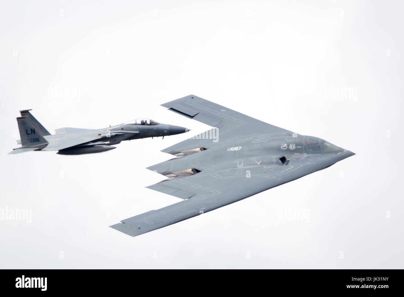 B2 stealth bomber -Fotos und -Bildmaterial in hoher Auflösung – Alamy