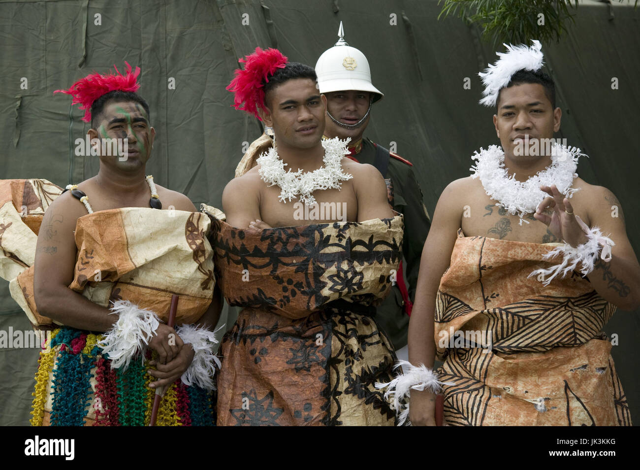 Armee von tonga marching band mitgliedern in traditioneller uniform ...