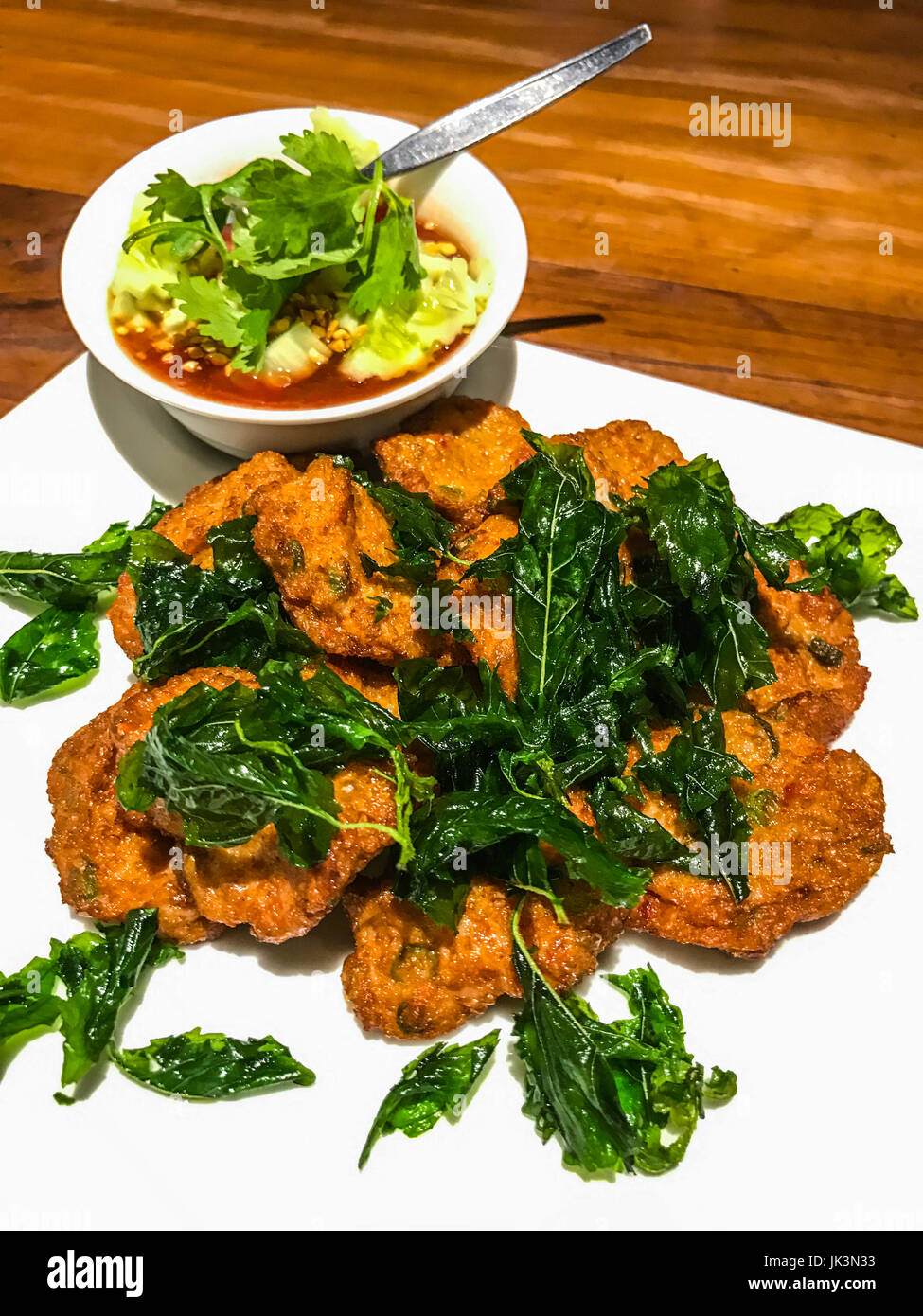 Tod Mun Pla Krai, Deep Fried Thai Curry Clown Knifefish Kuchen mit ...