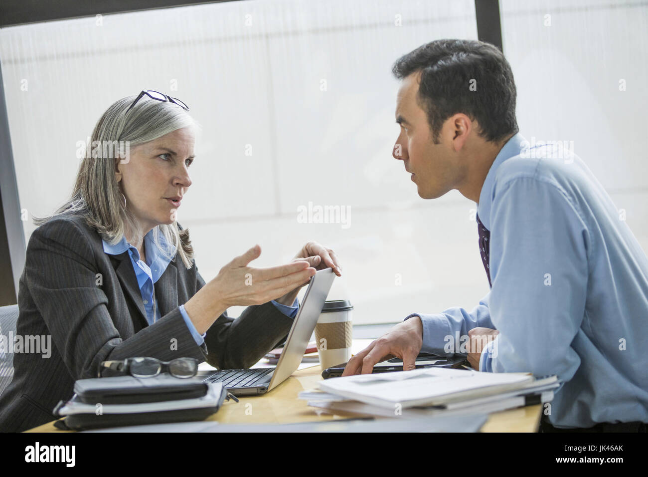 Two women talking serious table -Fotos und -Bildmaterial in hoher ...