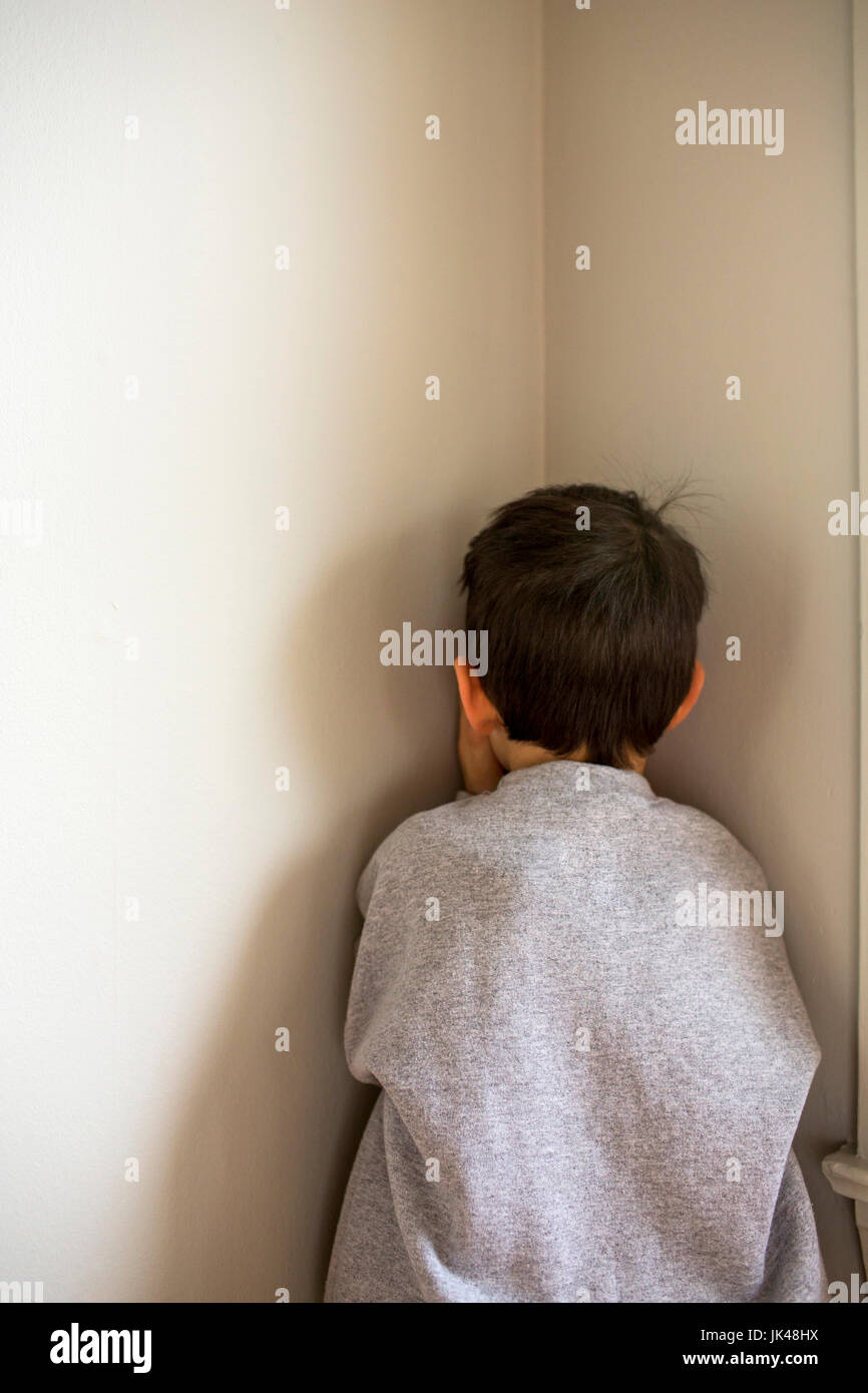 Kinder strafe in der ecke stehen -Fotos und -Bildmaterial in hoher ...