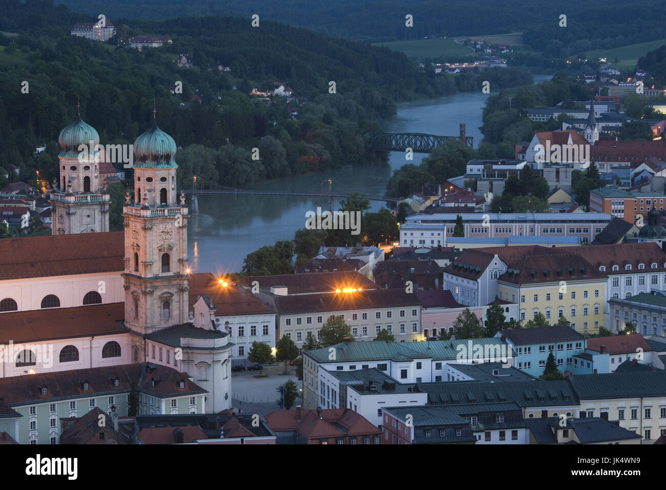 Deutschland, Bayern, Passau, Altstadt und Dom St. Stephan von Burg ...