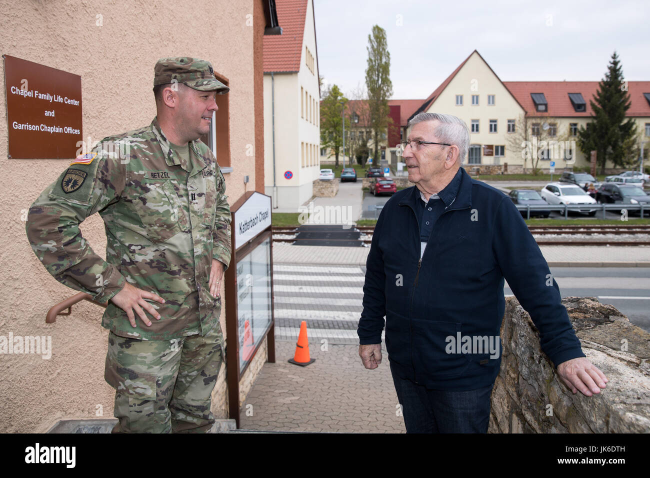 Ansbach, Deutschland. 27. April 2017. Der Kapitän der uns Armee Scott ...