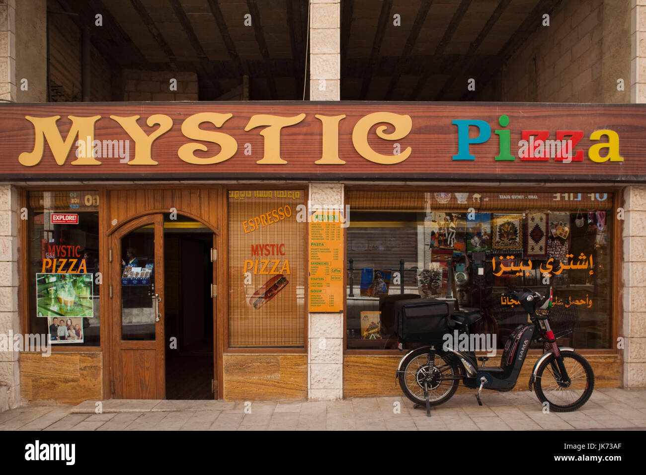 Jordan, Kings Highway, Madaba, Mystic Pizza restaurant Stockfotografie ...