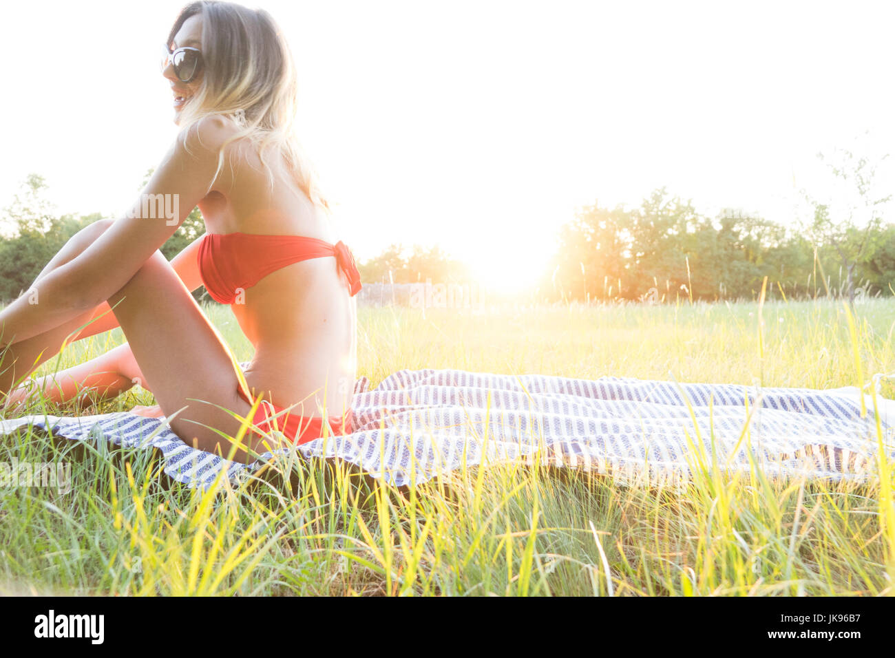 Schlankes mädchen im bikini -Fotos und -Bildmaterial in hoher Auflösung – Alamy