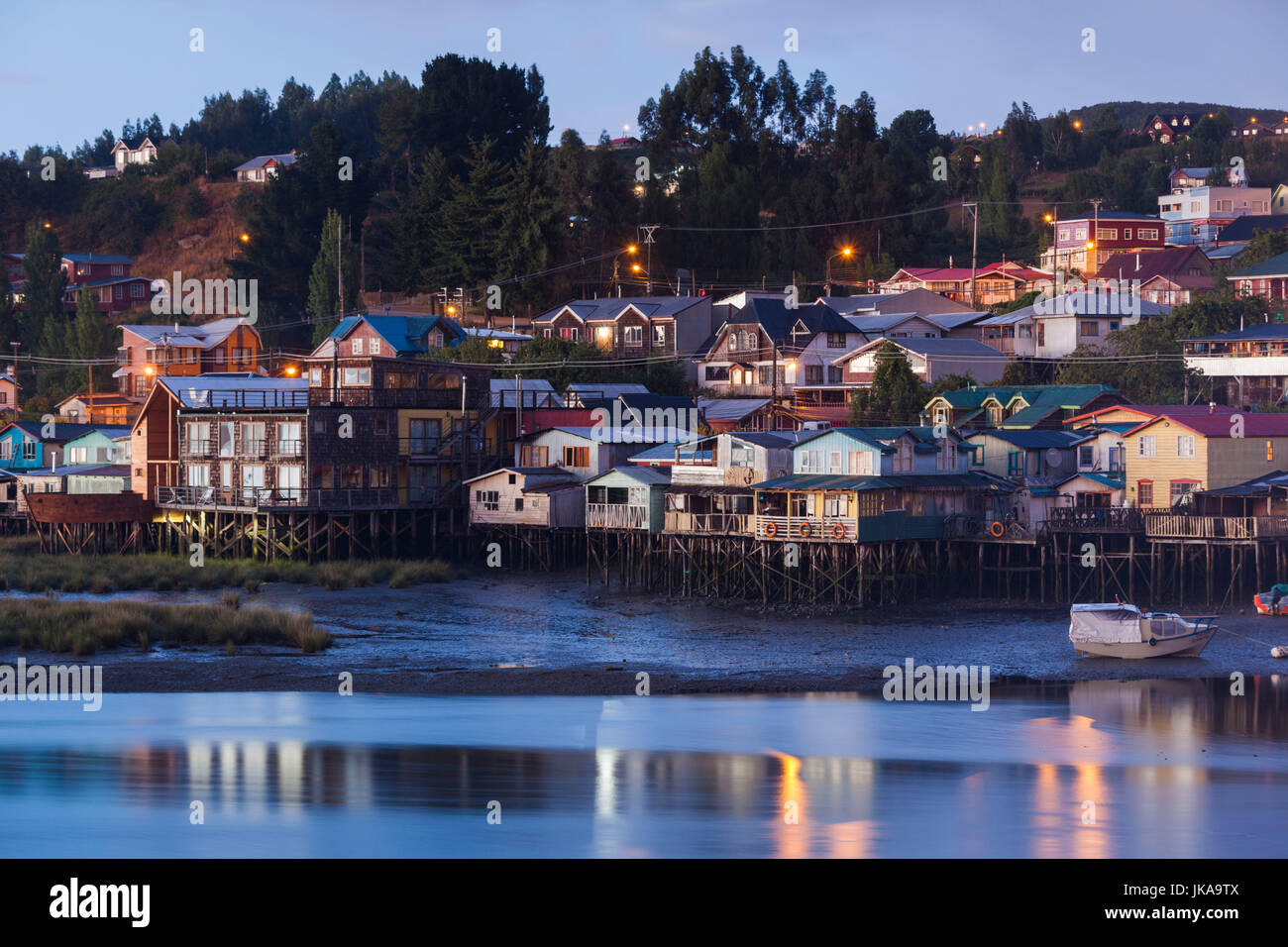 Chile, Chiloé Insel, Castro, Palafito Pfahlbauten, Dämmerung ...