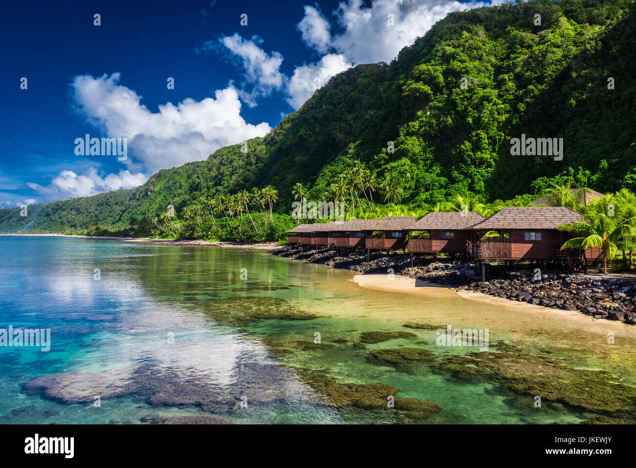 Tropische Strände mit Kokospalmen und Strandhäuser auf Samoa, Insel ...