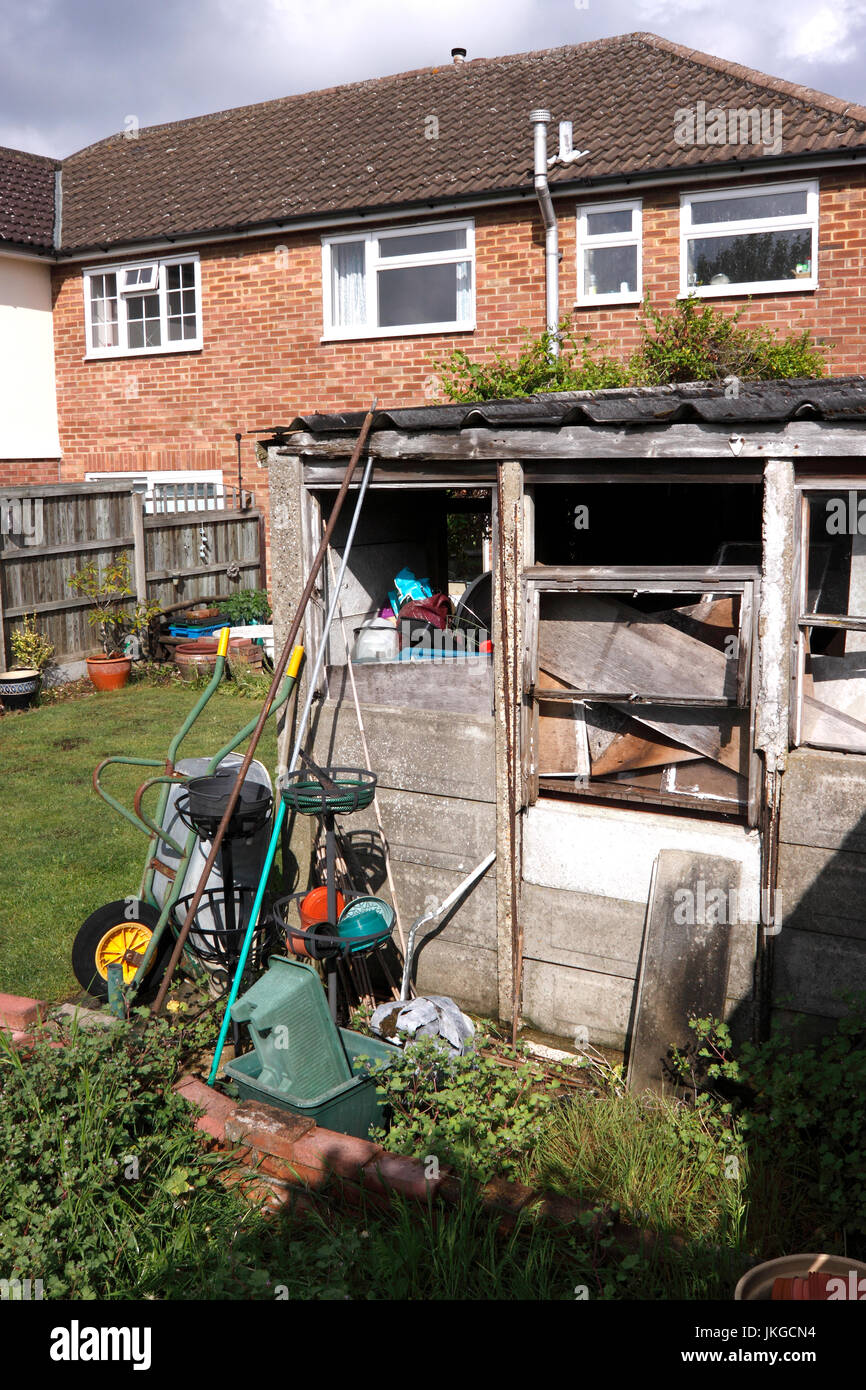 Back garden messy mess -Fotos und -Bildmaterial in hoher Auflösung – Alamy