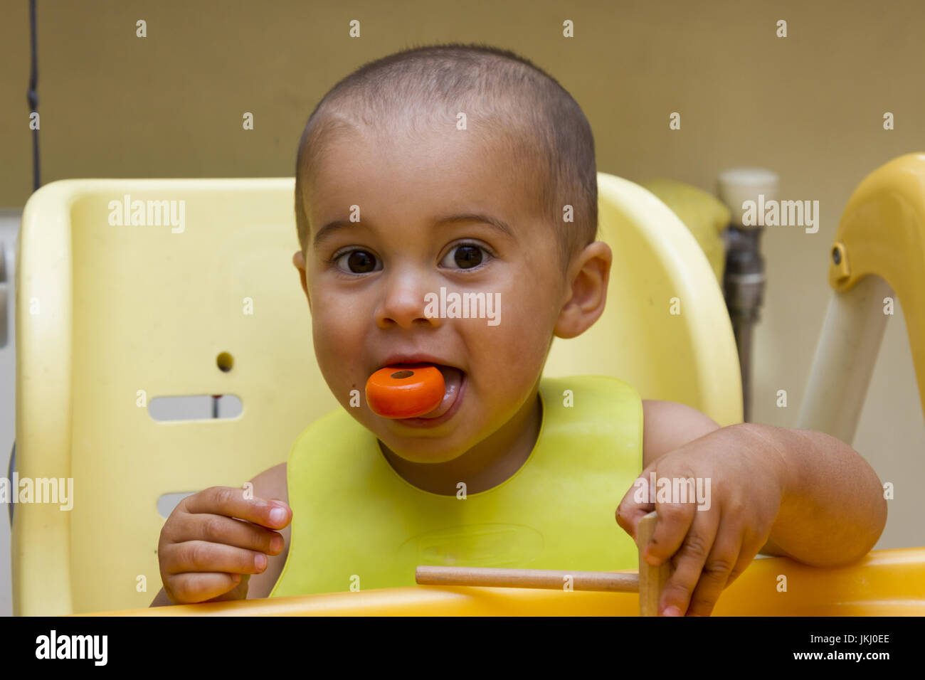 Kind nagt -Fotos und -Bildmaterial in hoher Auflösung – Alamy