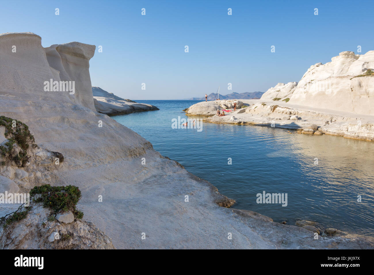 Milos, Griechenland - 15. Juni 2017: Gartenpfleger auf Sarakiniko ...