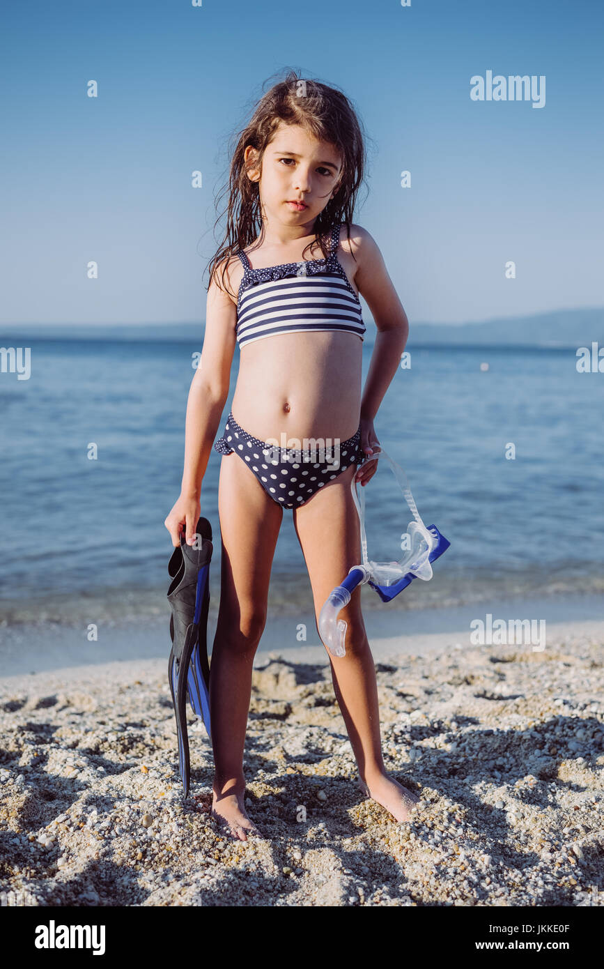 Niedliche Kleine Mädchen Mit Schnorchel Set Am Sandstrand Im Sommer