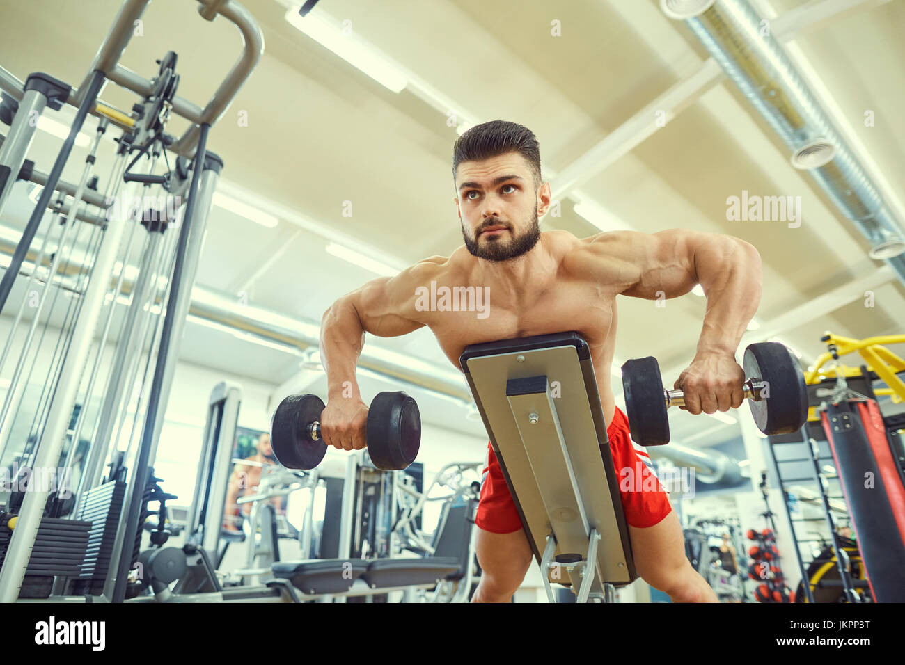 Male bodybuilder flexing muscles -Fotos und -Bildmaterial in hoher ...