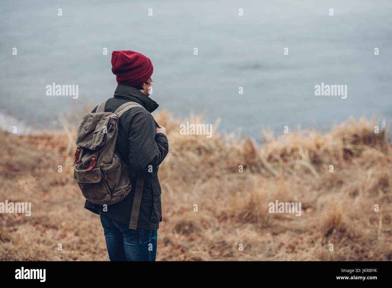 Man carrying rucksack -Fotos und -Bildmaterial in hoher Auflösung – Alamy