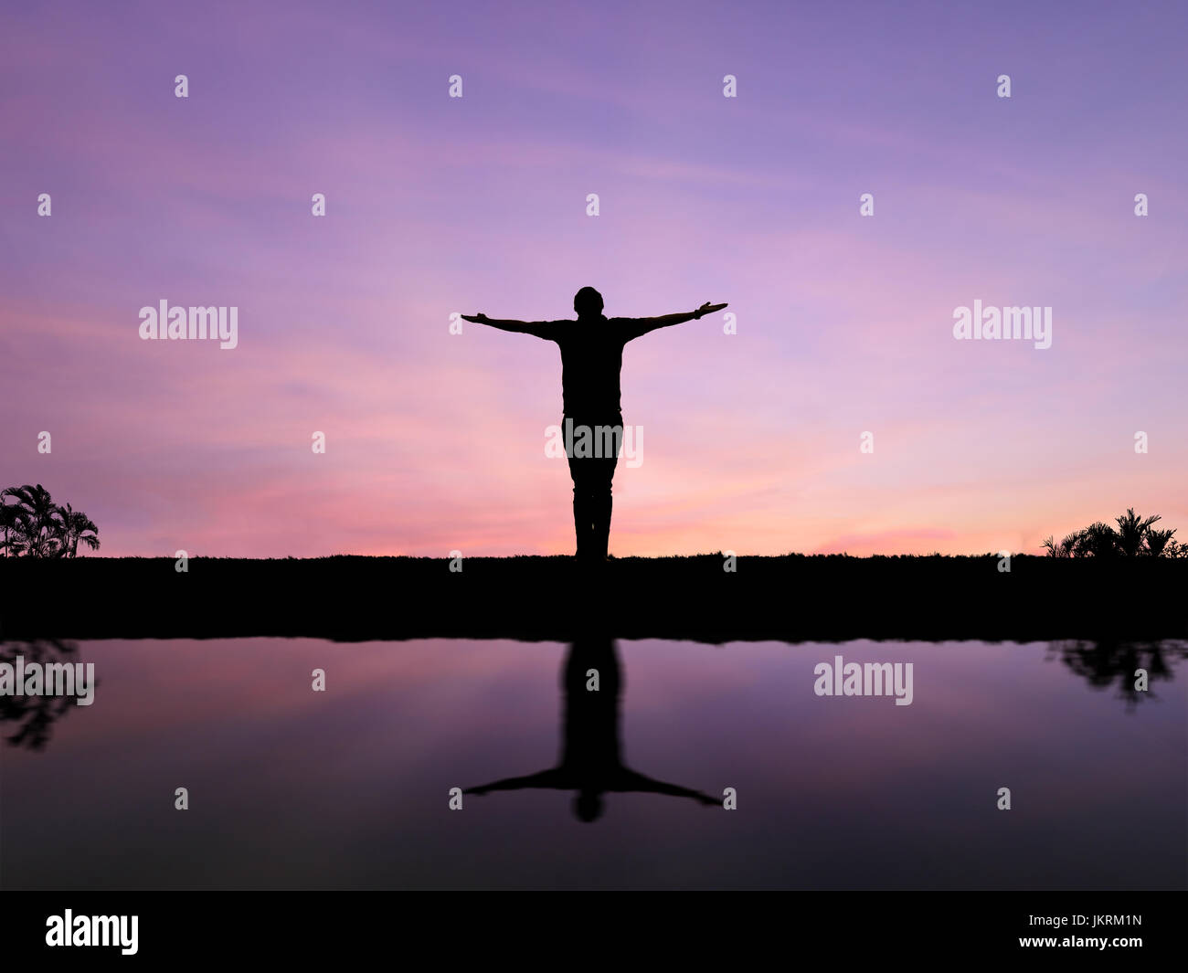 Offene arme silhouette -Fotos und -Bildmaterial in hoher Auflösung – Alamy