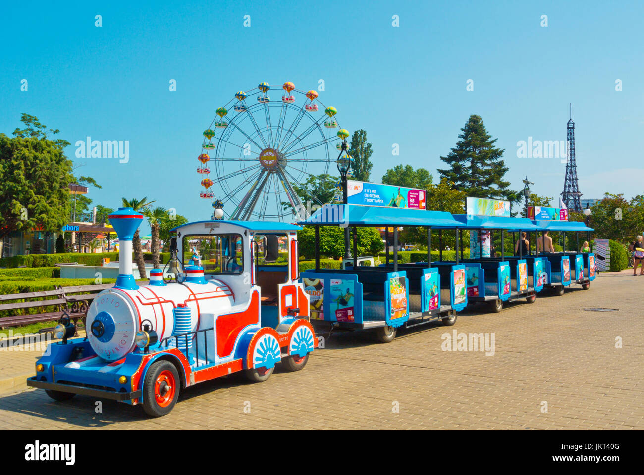 Mini-Zug, die Touristen entlang der Strandpromenade, Zlatni Pyasatsi ...