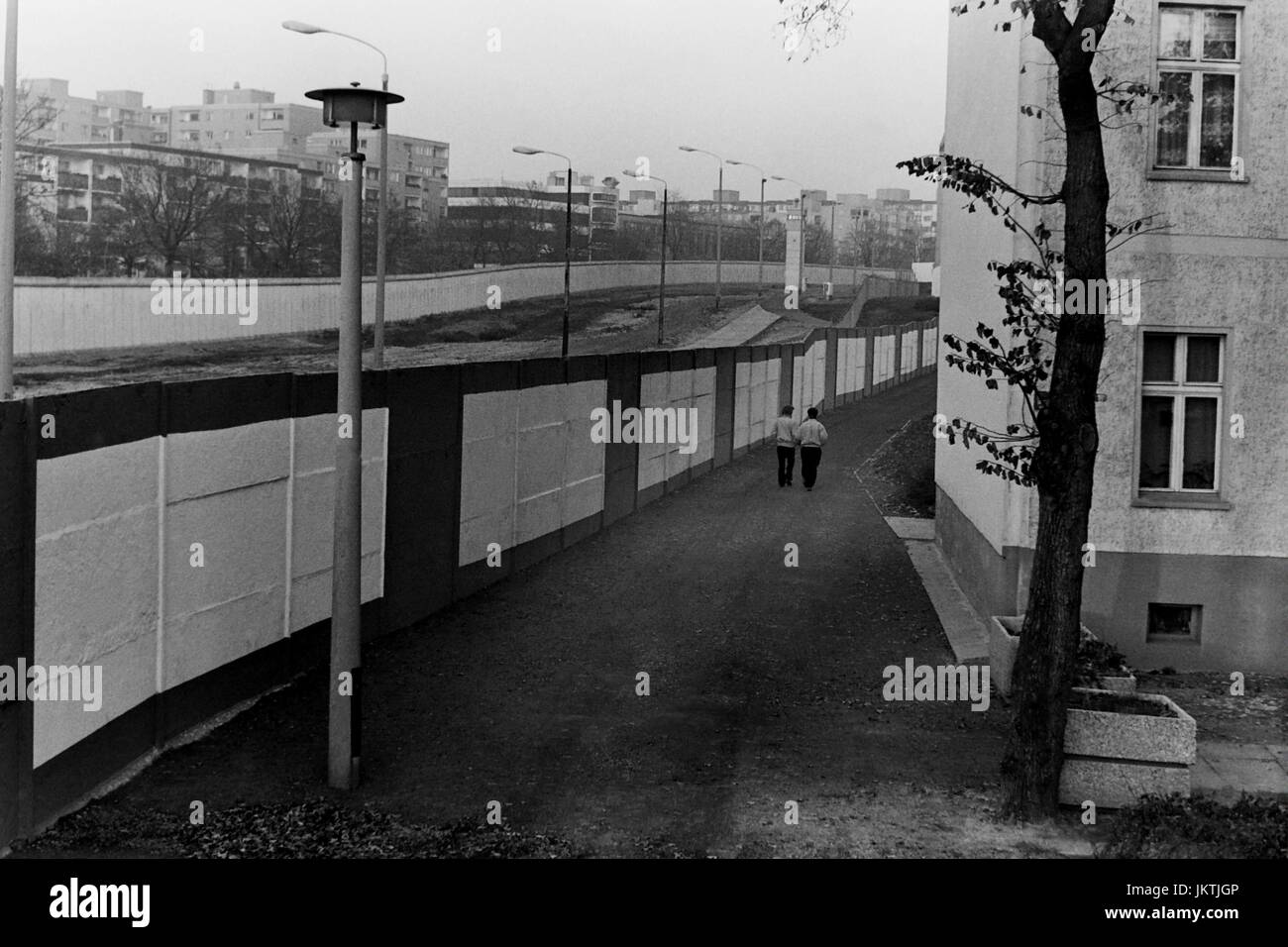 Berliner mauer todesstreifen zone Schwarzweiß-Stockfotos und -bilder ...
