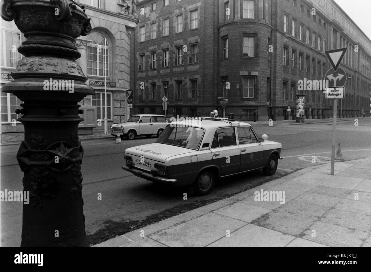 Ddr polizei Schwarzweiß-Stockfotos und -bilder - Alamy