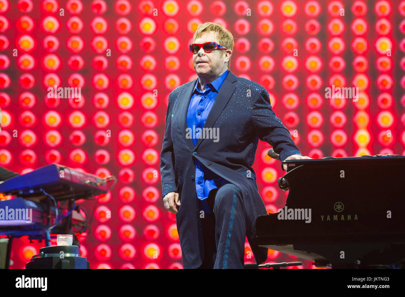 Showbiz elton -Fotos und -Bildmaterial in hoher Auflösung – Alamy