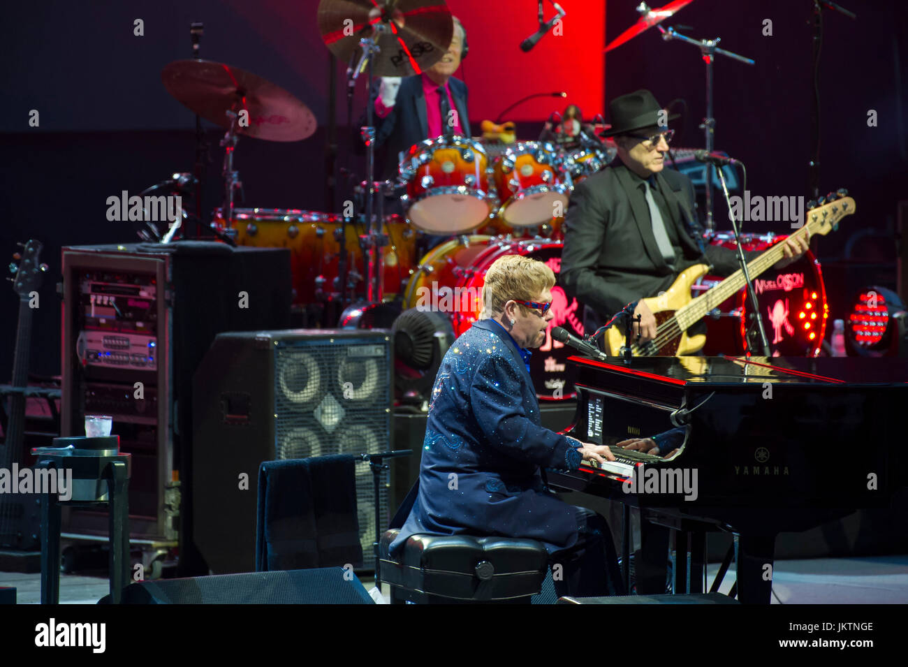 Showbiz elton -Fotos und -Bildmaterial in hoher Auflösung – Alamy