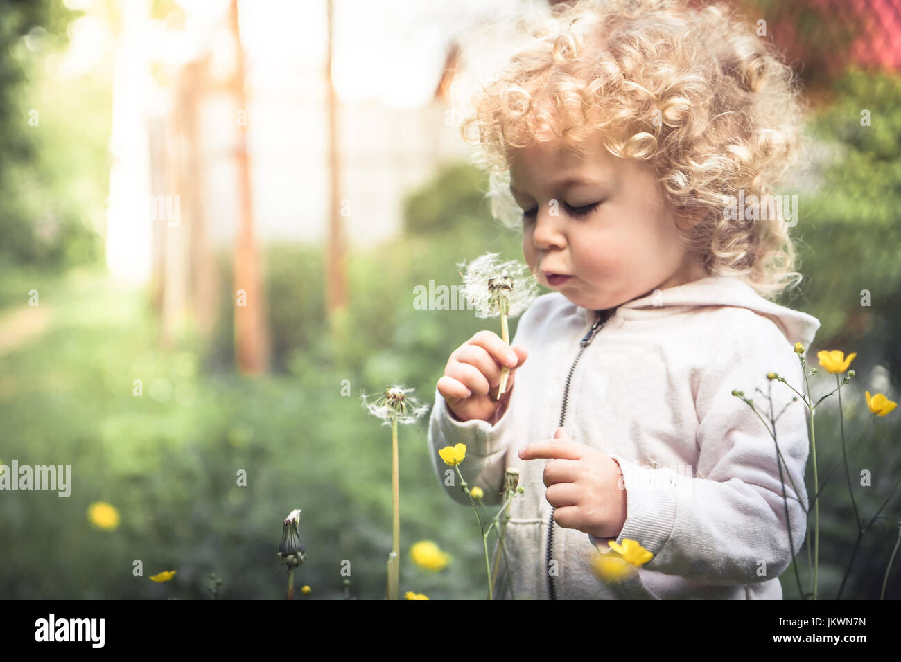 Neugieriges kind -Fotos und -Bildmaterial in hoher Auflösung – Alamy