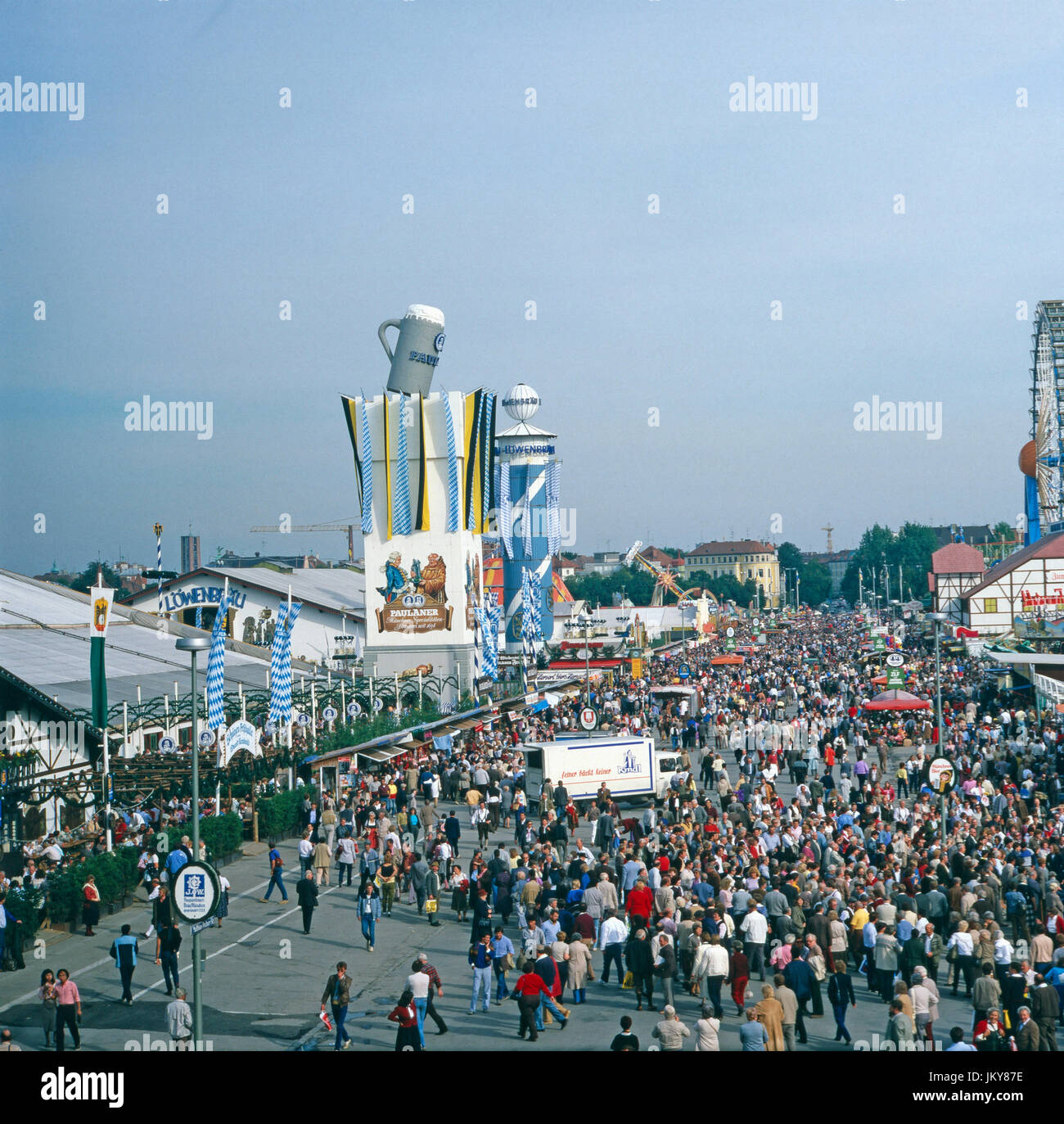 Menschenmassen Spazieren Über Das Oktoberfest in München, Deutschland ...