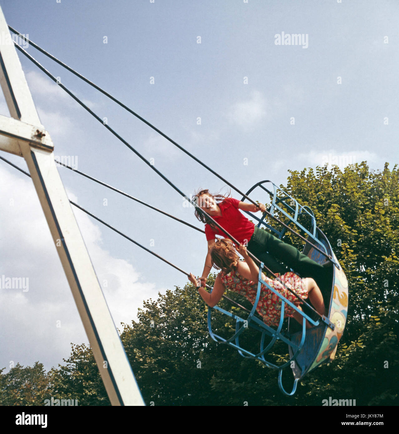 Zwei Mädchen Auf der Schiffschaukel Auf Dem Oktoberfest in München ...