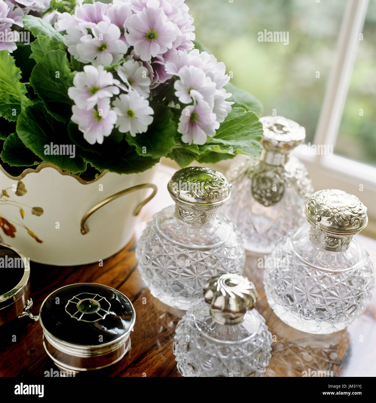 Glass bottles vase -Fotos und -Bildmaterial in hoher Auflösung – Alamy