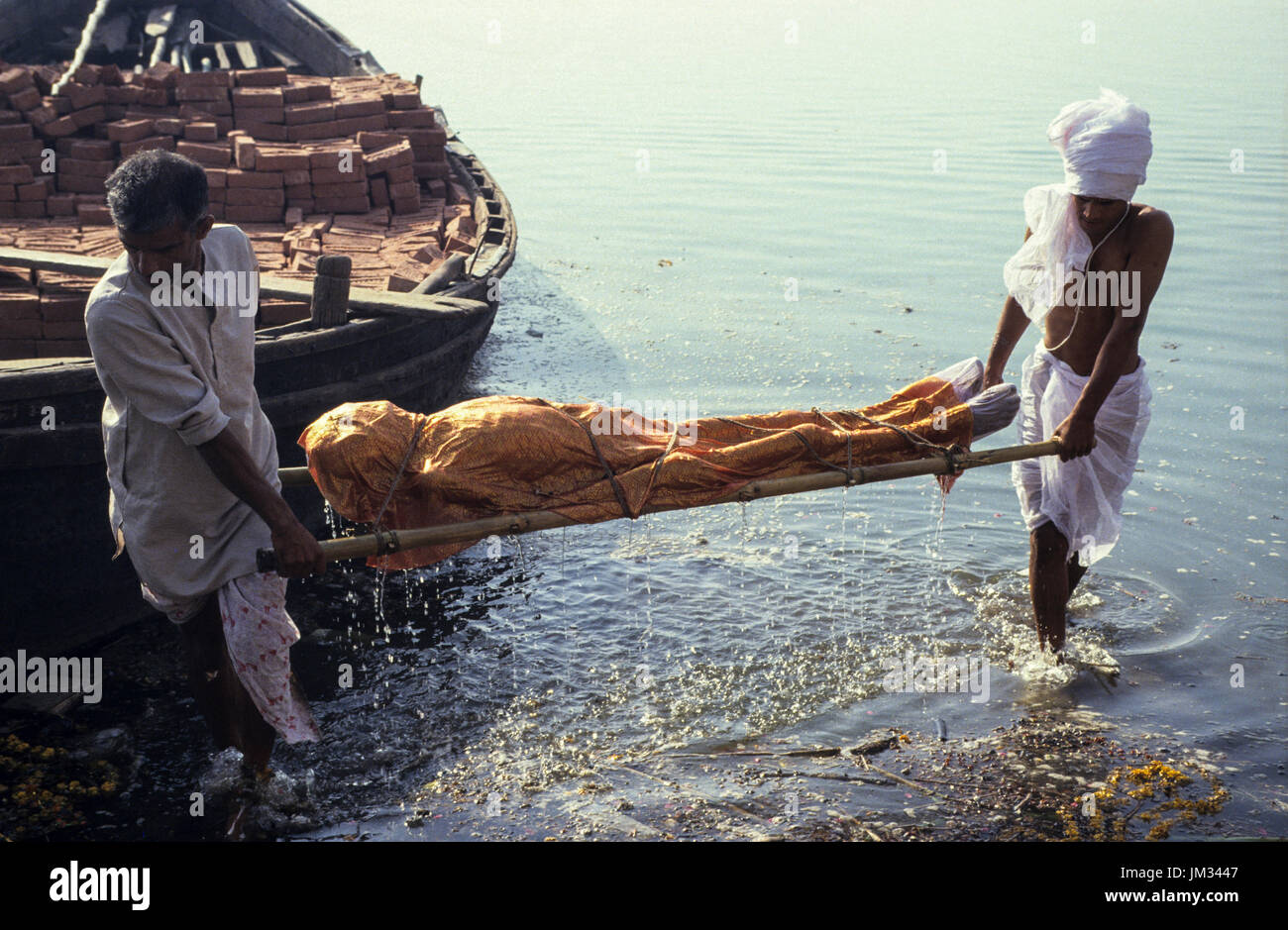 Indien Varanasi, alten Namen Benares Banaras, Kashi, Einäscherung der ...