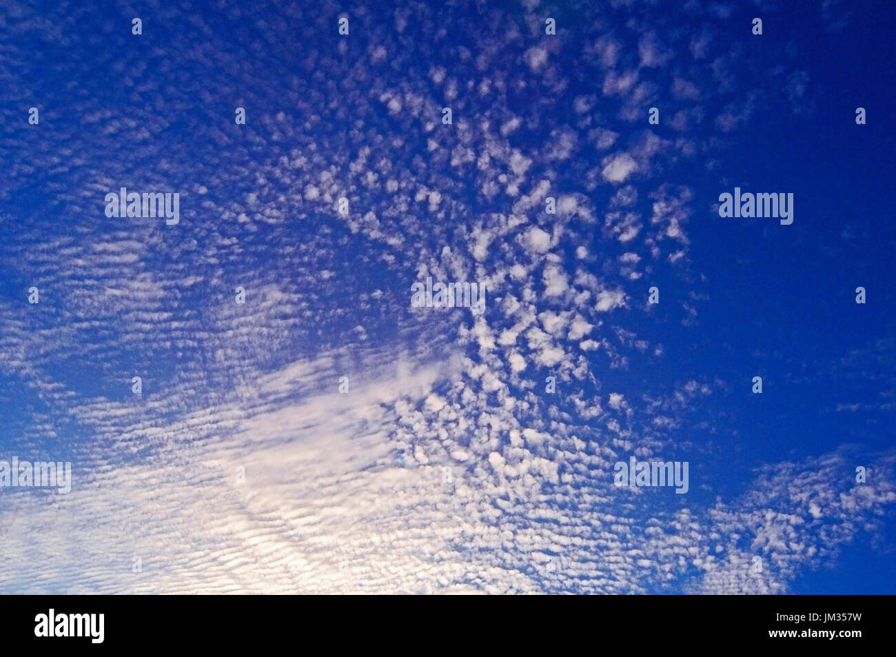 Altocumulus wolken -Fotos und -Bildmaterial in hoher Auflösung – Alamy